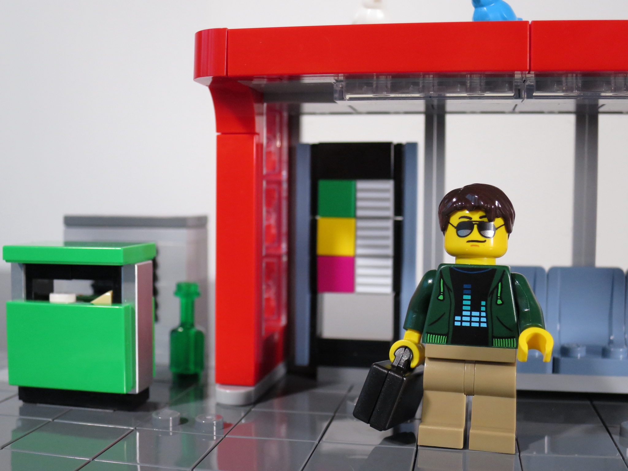 [City Bus with Modular Bus Stop] [BrickLink]