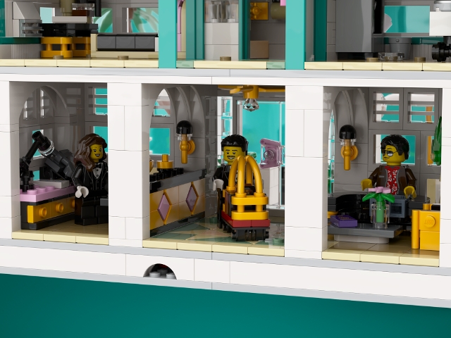 [The Sunset Hotel] [BrickLink]